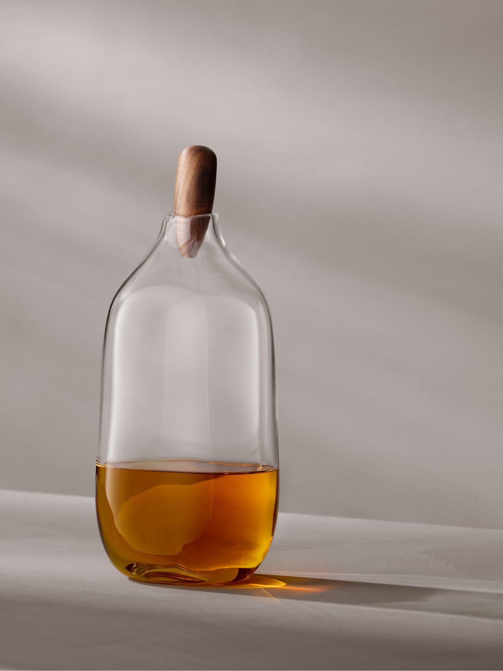 Decanter & Walnut Stopper 1.4L | Float | LSA Drinkware